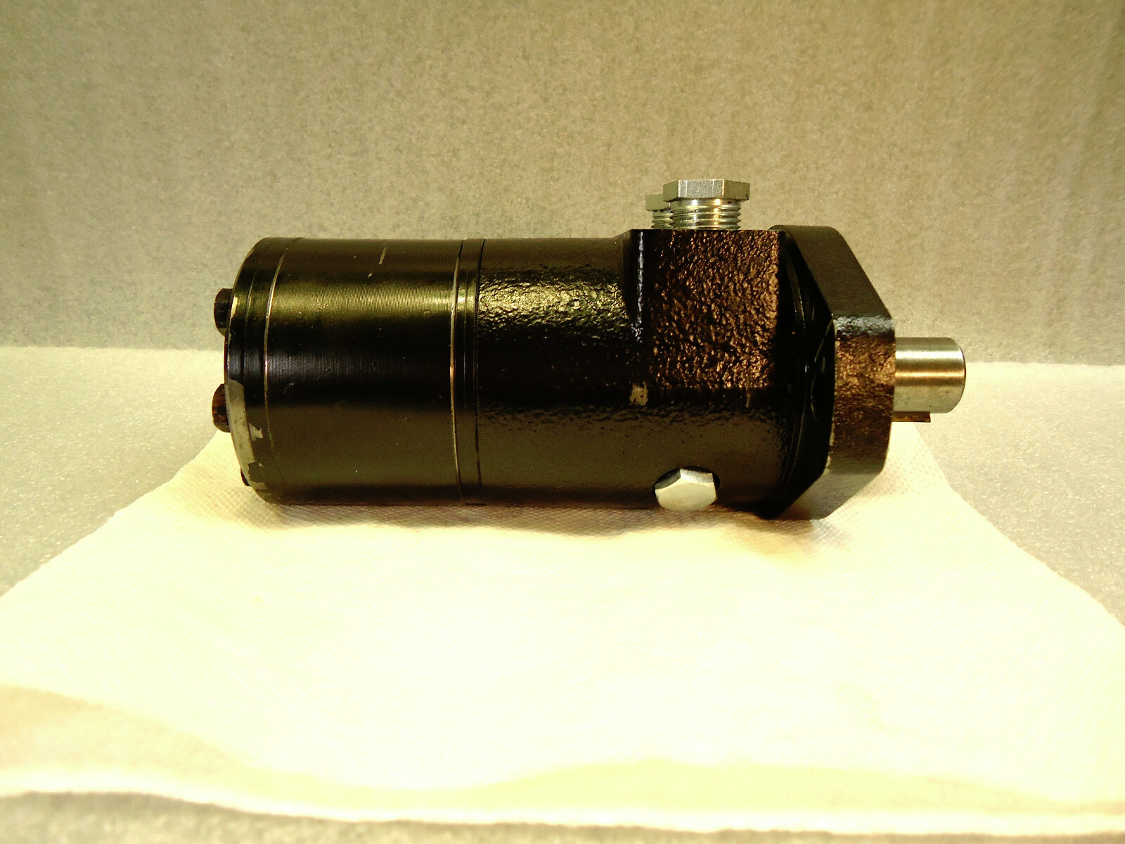 NEW YOUNG POWERTECH ORBITAL HYDRAULIC MOTOR YMPH-400-H2-K-P-B W/ PLUGS ...