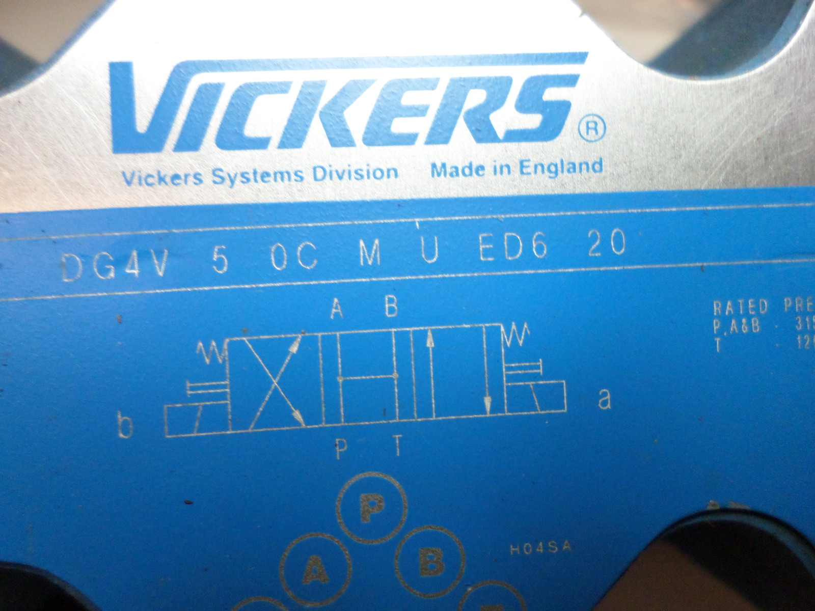 VICKERS DIRECTIONAL CONTROL VALVE - SUB PLATE MOUNT - DG4V-5-0C-M-U ...