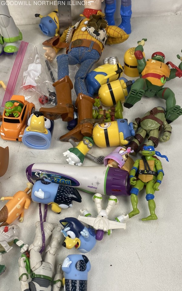 Toy Story Buzz/XL-03/Woody Figures + Smaller TMNT, Bluey, Minions ...