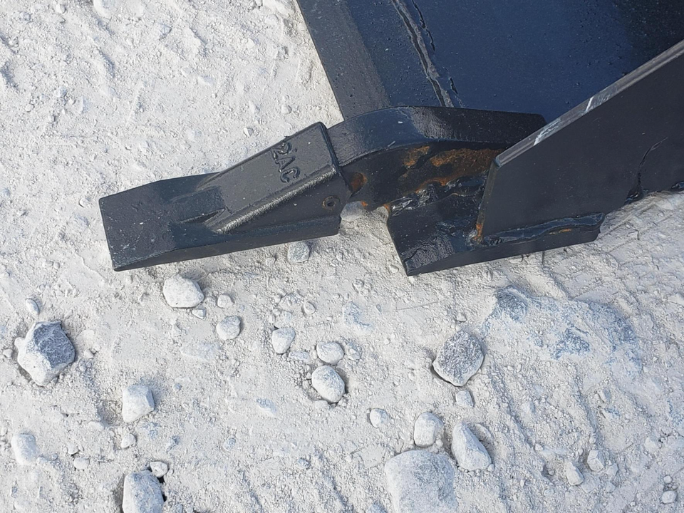 42" Low Profile Tooth Bucket Attachment Fits Toro Dingo Vermeer Mini ...