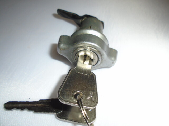 Triumph TR7 TR8 ** BOOT LOCK with new key cut ** TWIST TYPE - YKC209 | eBay