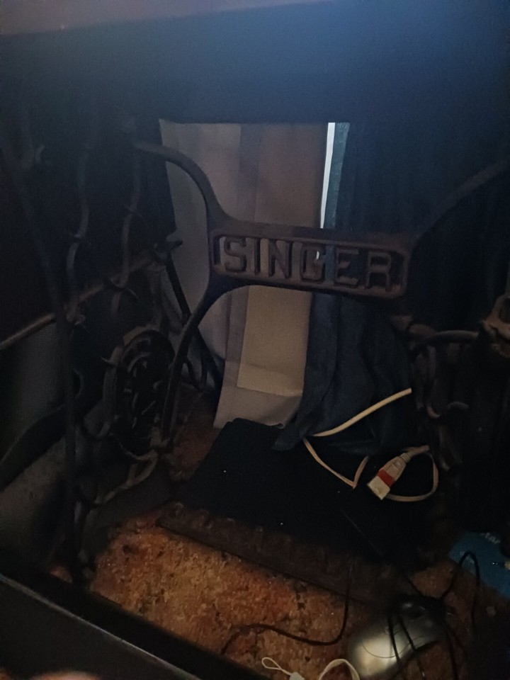 1937 Singer Sewing Machine with Singer No.40 Sewing Table / Cabinet ...