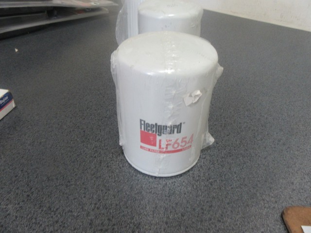 (case of 12) LF654 Fleetguard Oil Filter Caterpillar Engines Perkins ...