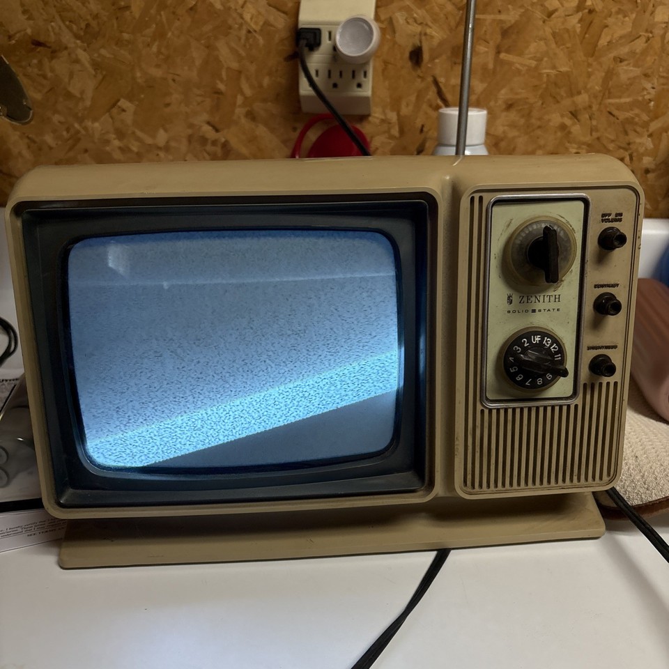 Zenith CRT TV J091L Television B&W 9" Solid State Flip Knob Vintage ...