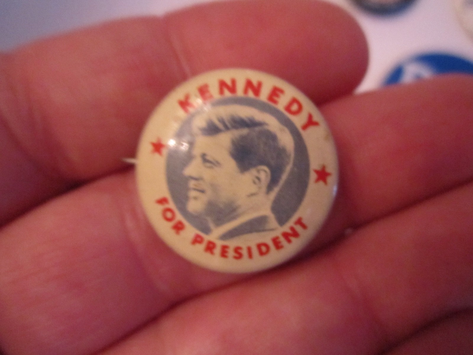 17 VINTAGE POLITICAL LAPEL PINS/ BUTTONS - KENNEDY, NIXON, GOLDWATER ...