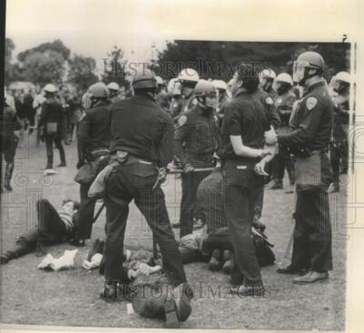 1968 Press Photo Demonstrators were handcuffed and arrested by Police ...