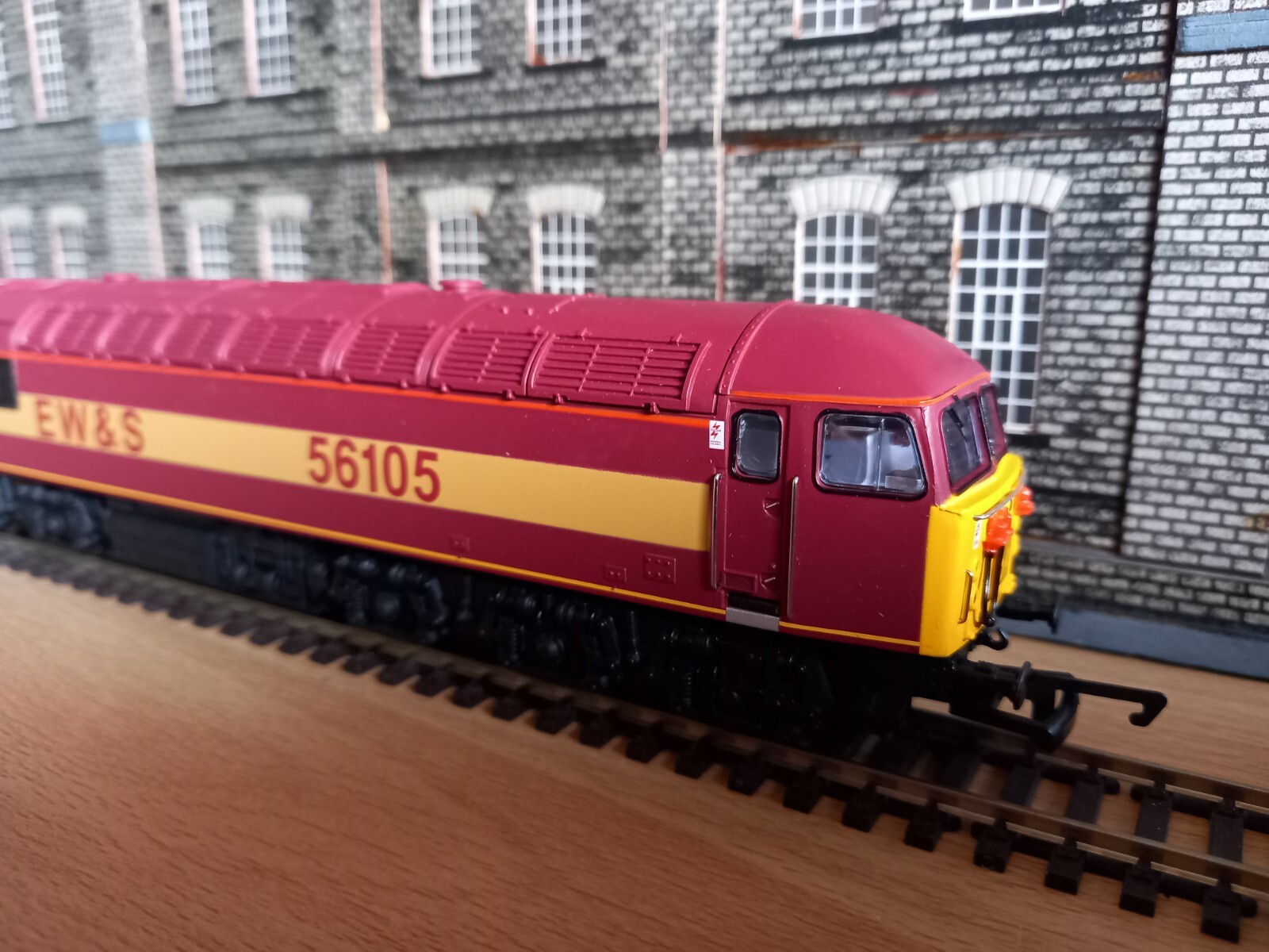 R2075A Hornby Train Class 56 EWS Locomotive 56105 for sale online | eBay