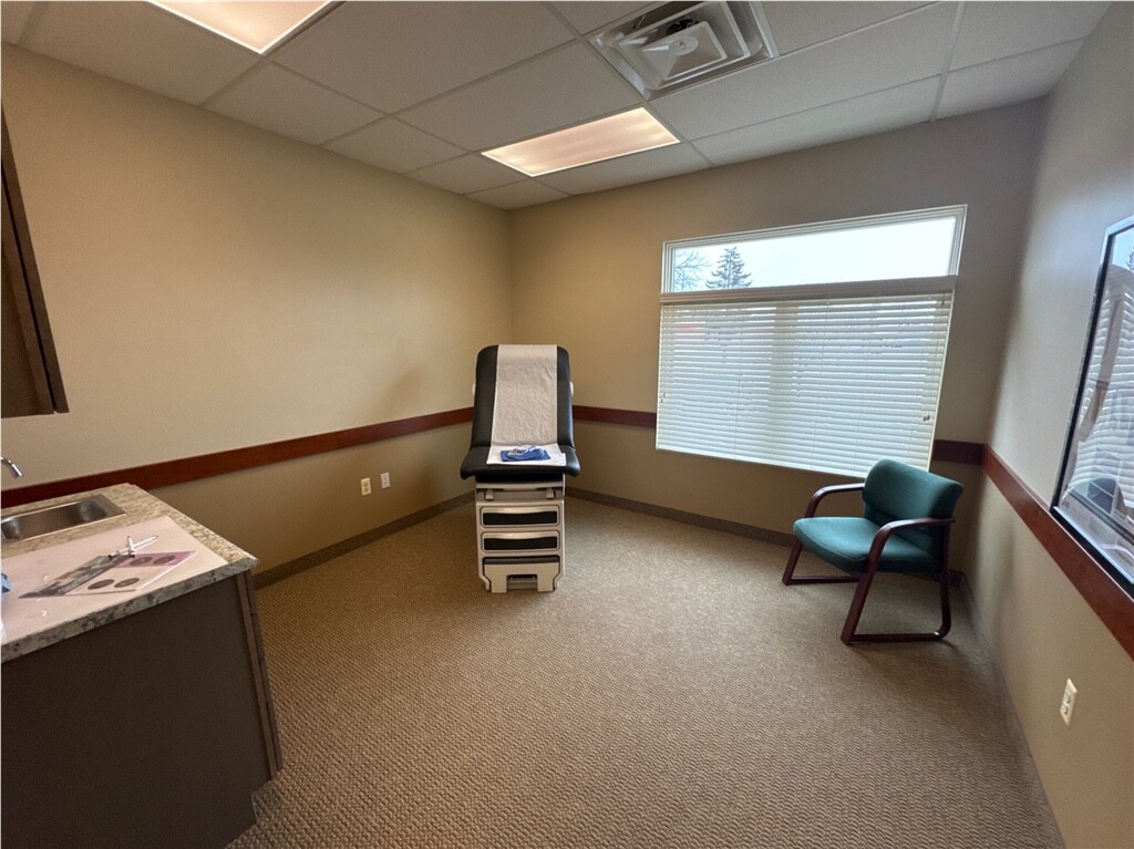 Midmark 204-011 Exam table & Stool, DOM: 2023, Quantity 3 - I can ship ...