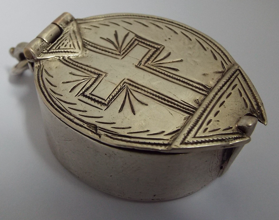 NICE UNUSUAL EARLY ANTIQUE 18TH CENTURY c.1717 SOLID SILVER PYX WAFER ...