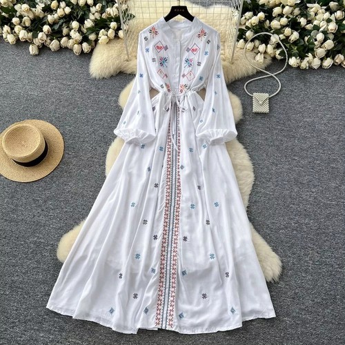 Robe Blanc Long Avec Broderie Florales Col Boutons Ceinture dans la Vie ...