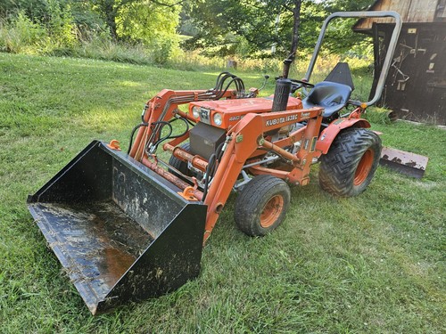 Kubota Diesel 4x4 B7100 Tractor With Front Loader/Rear Blade. Only 561 ...