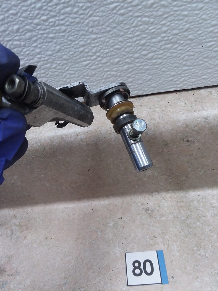 Honda CB550 Carburateur Gauche Main Extérieur Corps Accélérateur Tige ...