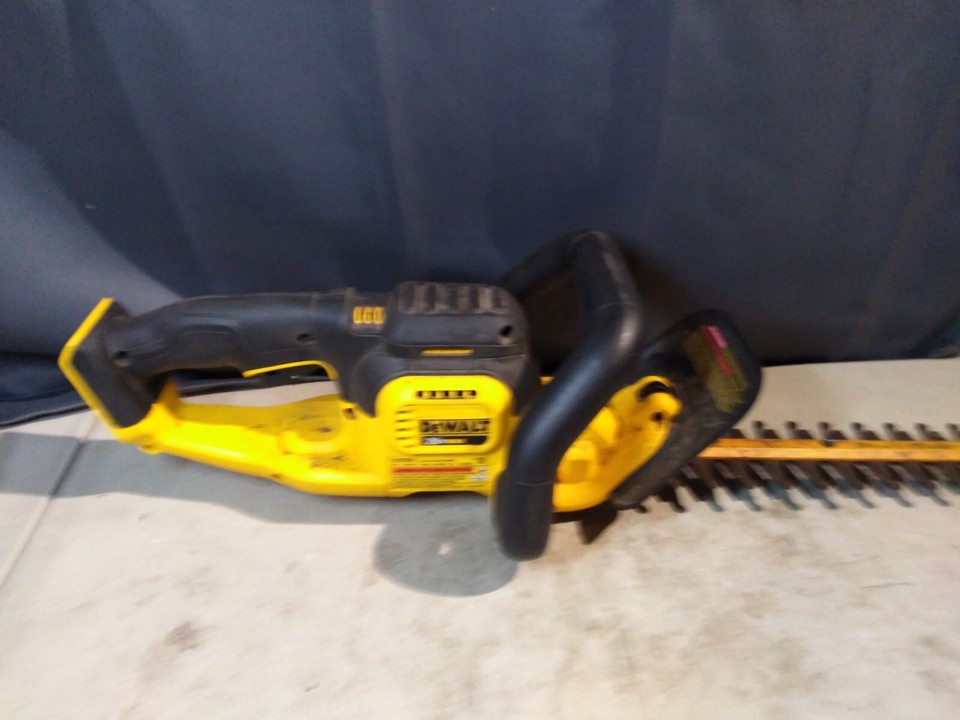 Dewalt 20v Max Li-Ion 22 In. Hedge Trimmer (Tool Only) DCHT820B #526 ...