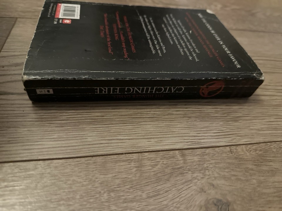 Catching Fire – Suzanne Collins (Book 2, Hunger Games Trilogy ...