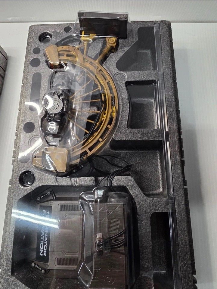 Hot Toys DMS03 Terminator Factory T-700 Diorama 1/6 Figure Terminator ...