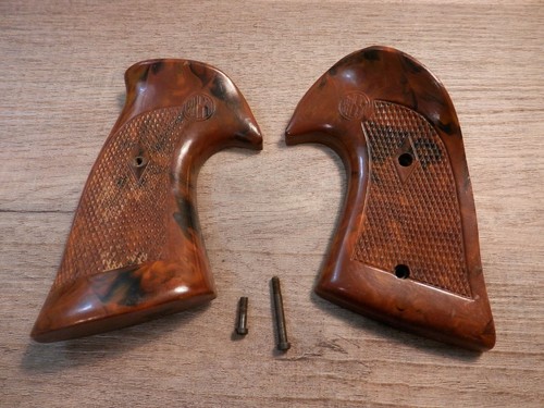 Rossi 6-Shot Revolver .22 LR - Old Style, Checkered Plastic Grips and ...