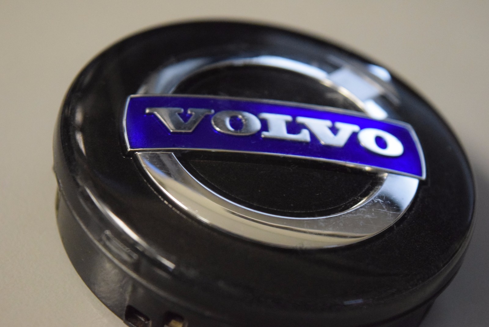 ONE (1) VOLVO CENTER HUB CAP 30666913 30748052 31373763 2.5IN DIAMETER ...