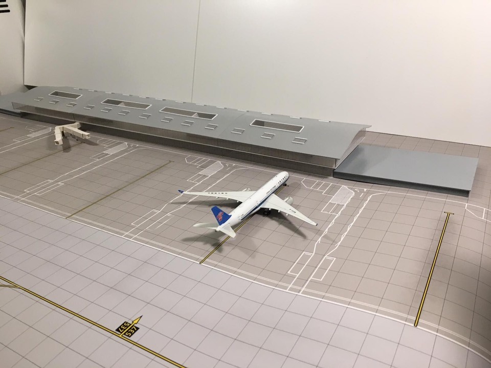 1/400 London Heathrow Airport Scale Model WITH Airport Mat - Terminal ...