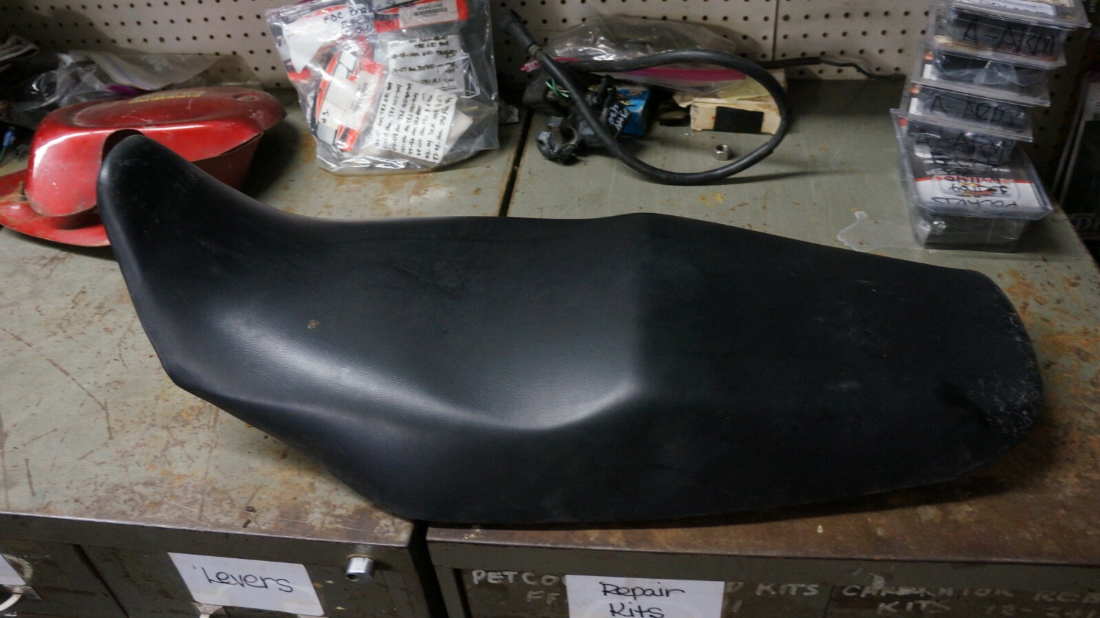 1990 SUZUKI GS500 E OEM SEAT SADDLE PAN 45100-01D10-58R ST964 | eBay