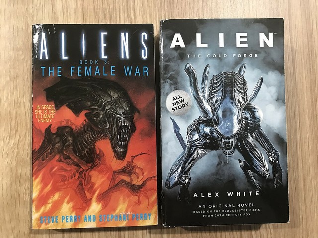 ALIEN - LOT OF 2 PAPERBACK NOVELS - COLD FORGE & ALIENS: FEMALE WAR HR ...