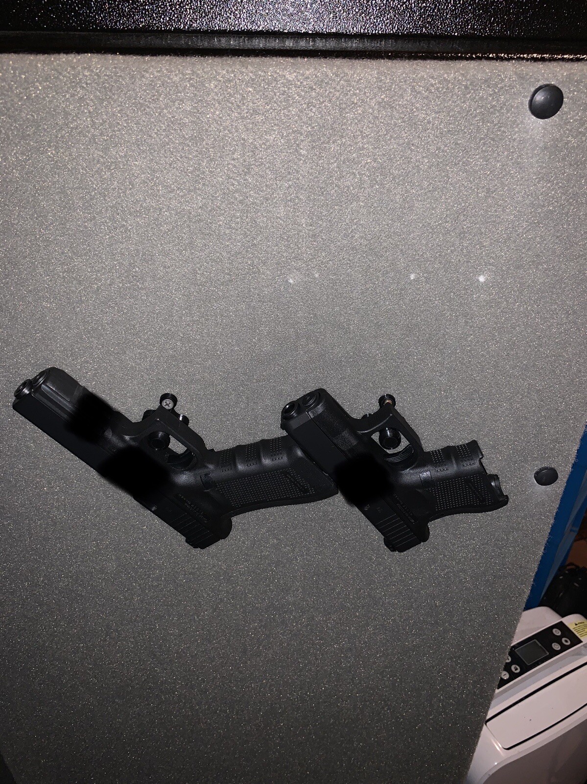 Support / crochet pour pistolet ou révolver à visser ou à coller | eBay