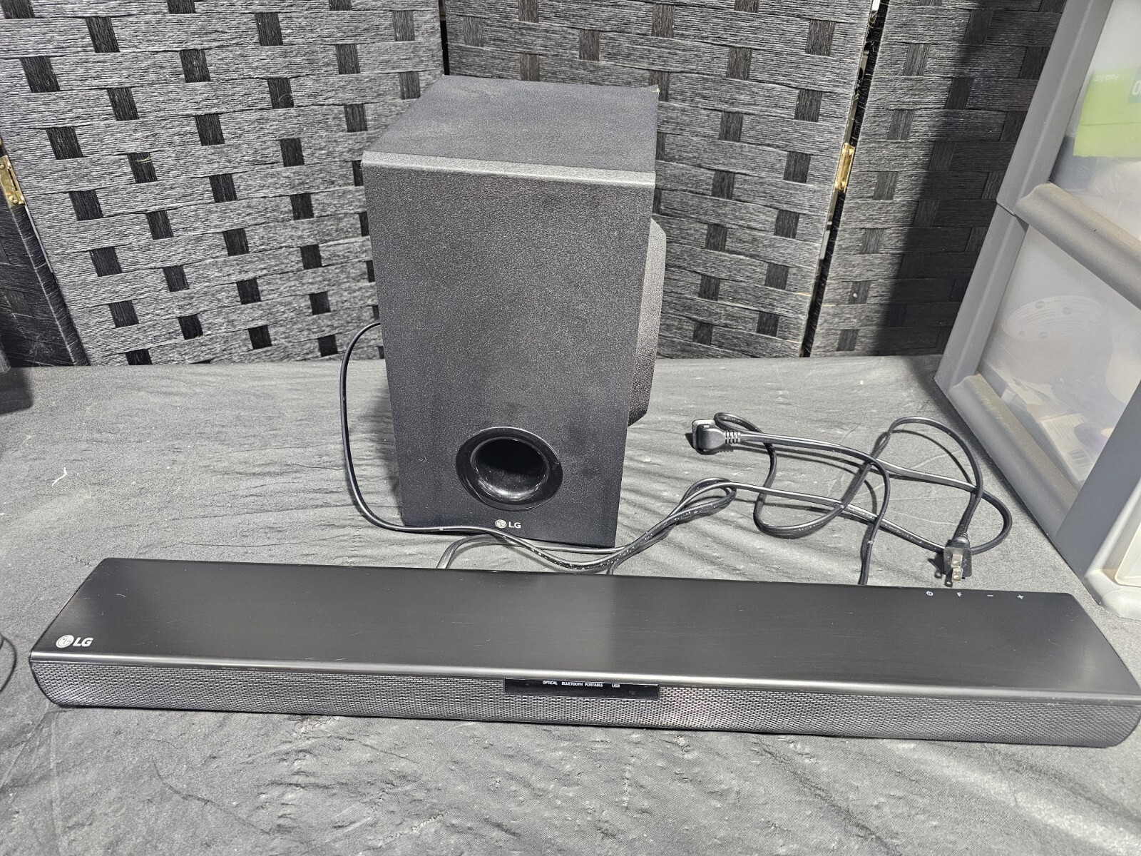 LG 2.1-Ch Soundbar 160W Wireless Subwoofer & Digital Amplifier - Black ...