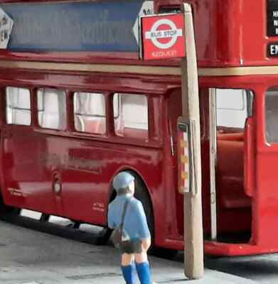 OO GAUGE 4 x LONDON TRANSPORT PAINTED BUS STOP POLES - POSTWAR - 1940's ...