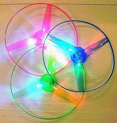 Flugkreisel mit farbigen LED Ufo Flyer Flieger Propeller Untertasse ...