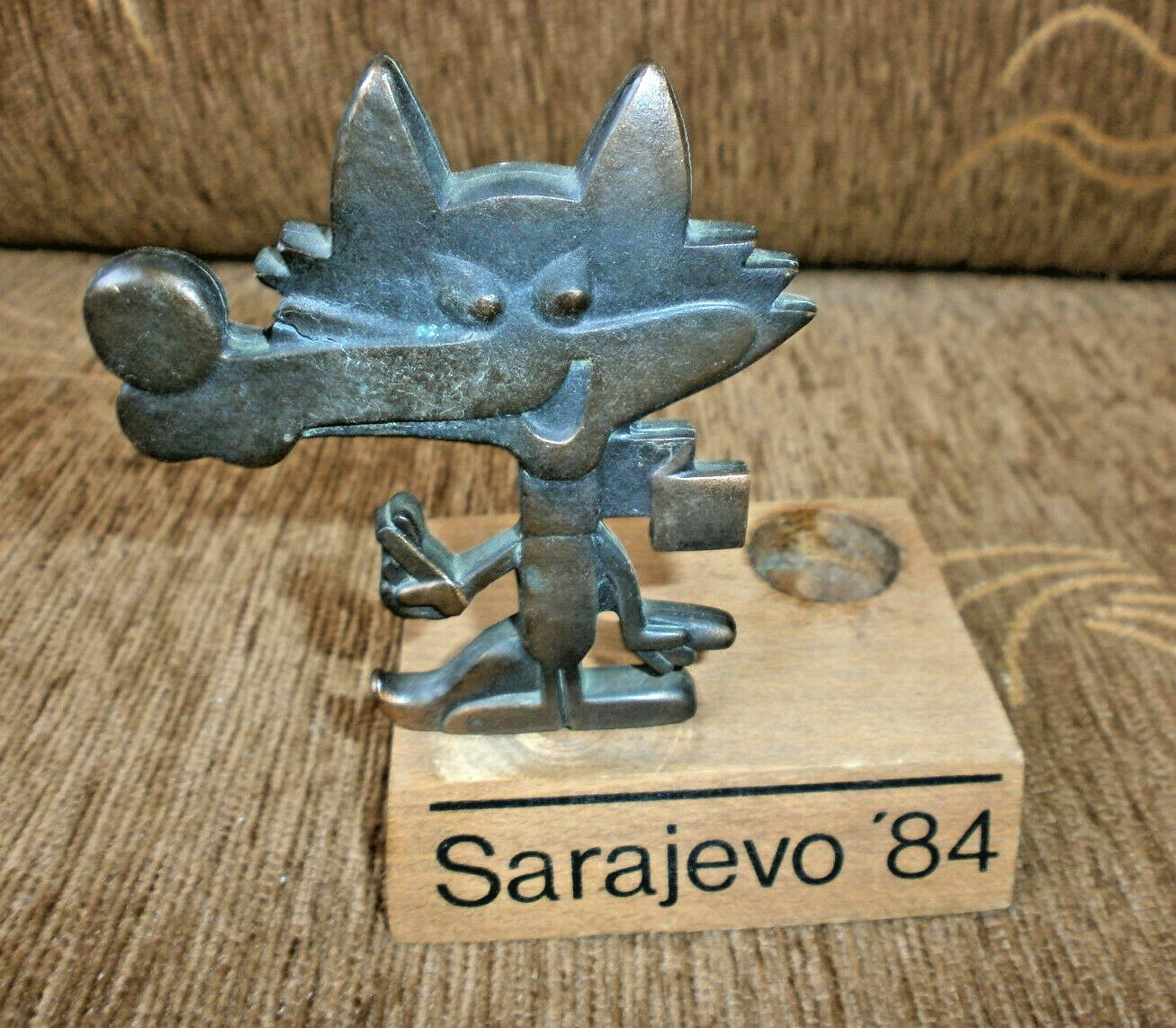 🔴OLYMPIC 1984 SARAJEVO, VUCHKO Mascot Metal figure on the pedestal of ...
