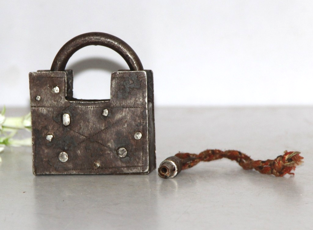 ANTIQUE OLD VINTAGE HAND MADE IRON TRICKY PAD LOCK RARE SCREW KEY | eBay