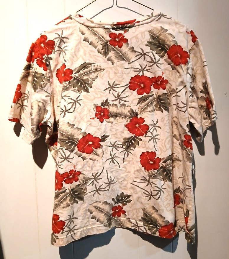 Used Women’s XL Red, Green, and Beige Tropical-print T-shirt by Havanna ...