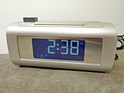 Brookstone TimeSmart Self-Setting Digital Dual Alarm Clock Radio Model ...