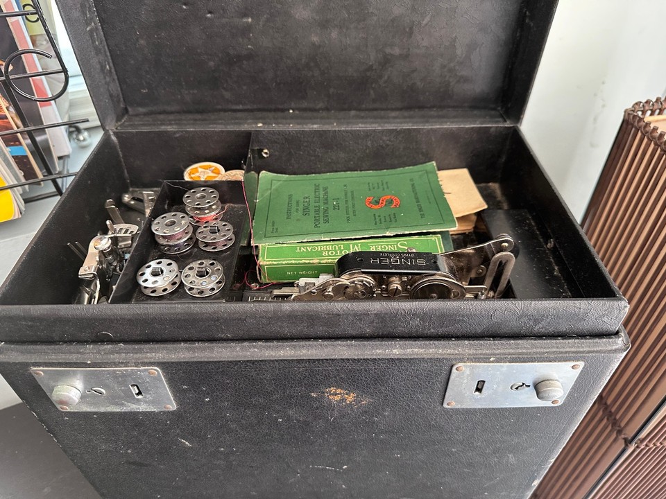 Vintage 1947 Singer Featherweight 221 Sewing Machine W Case Accessories ...