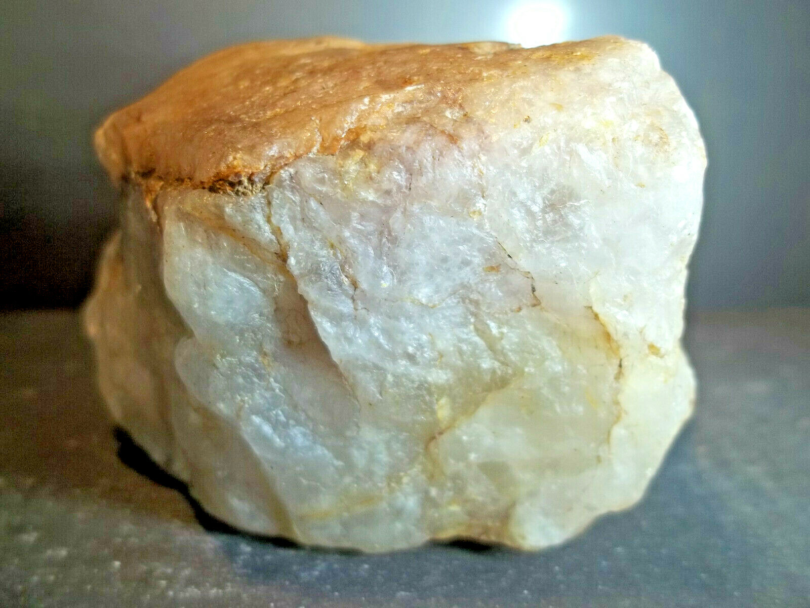 MINÉRAUX. QUARTZITE. ROCHE SILICEUSE MASSIVE. Hautes-Alpes, FRANCE ...