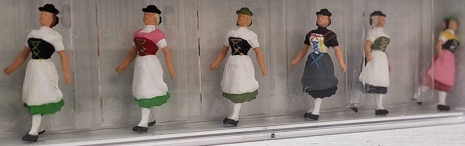 PREISER #24607 NEW HO 1/87 Scale Set of 6 Women in Bavarian Costume | eBay