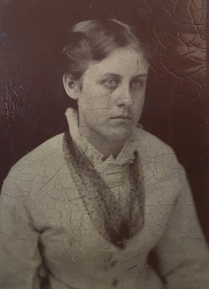 Laura Lilly's Instagram, Twitter & Facebook on IDCrawl