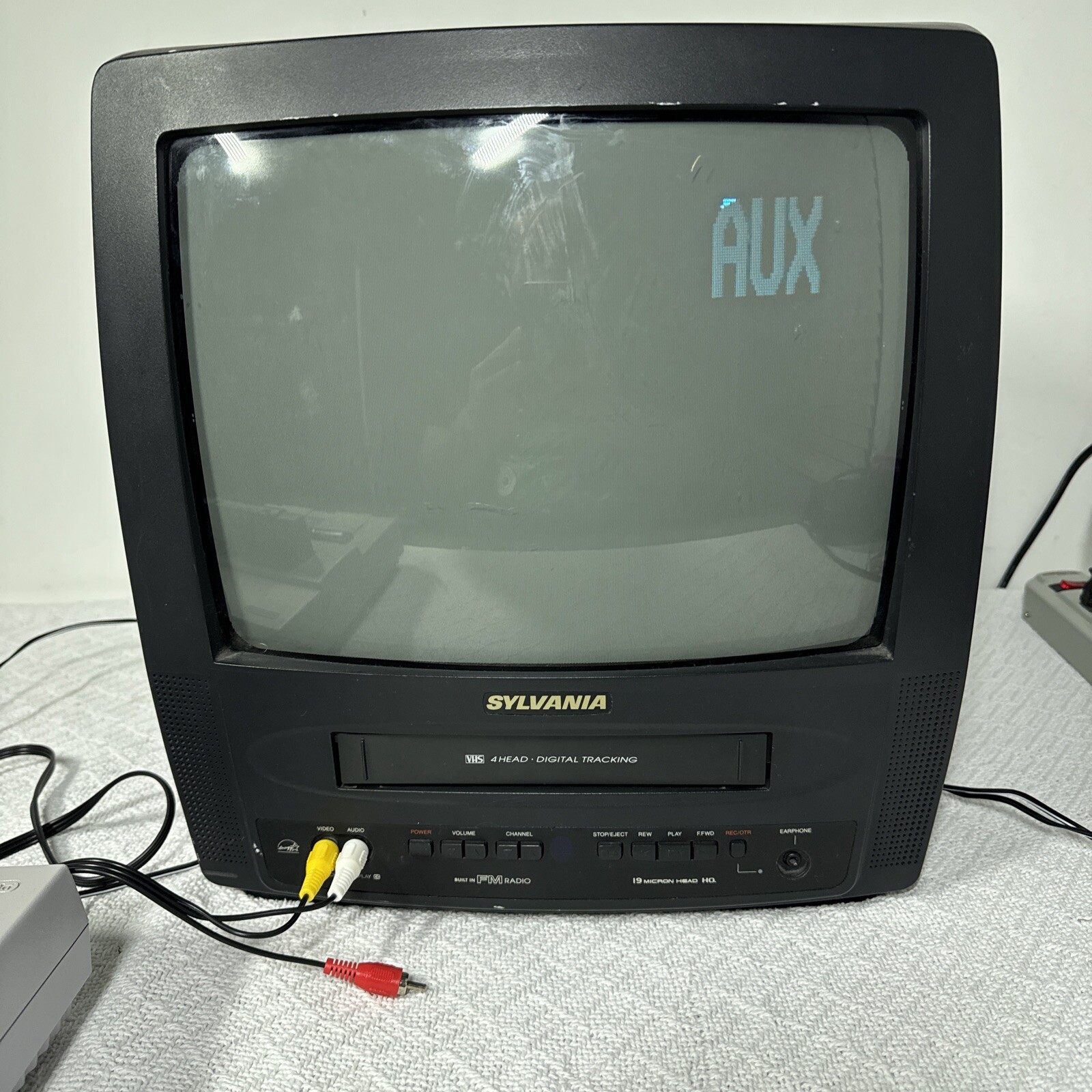 Sylvania 13” Color TV VCR Combo Model SSC132 Retro Gaming WORKS READ ...