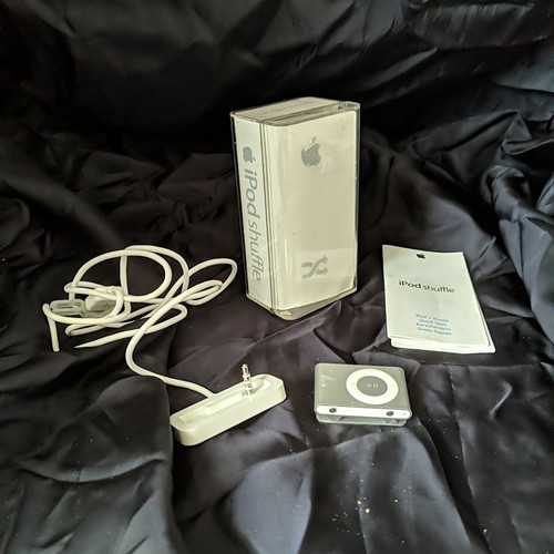Apple iPod Shuffle 2nd Generation 1GB Silver With Charger And Box ...