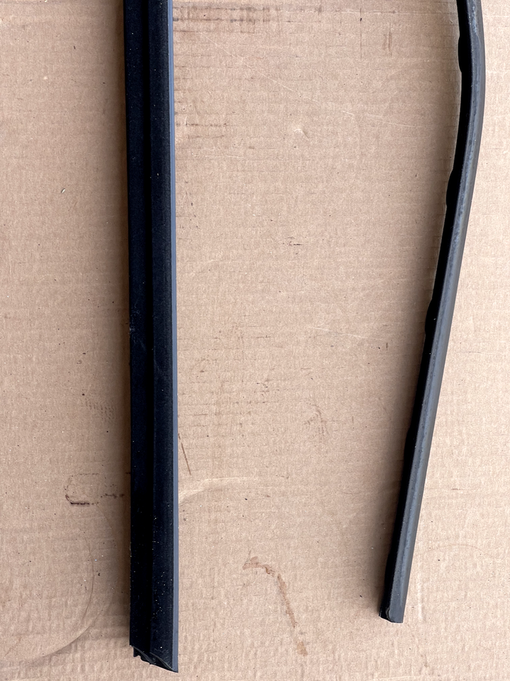 2005 Chrysler Crossfire Front Door Window Exterior Belt Molding Seal ...