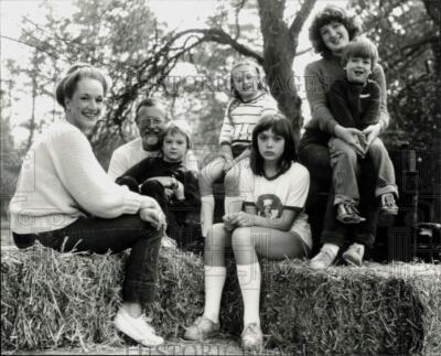1983 Press Photo The Whittaker Family at Home - srp08340 | eBay