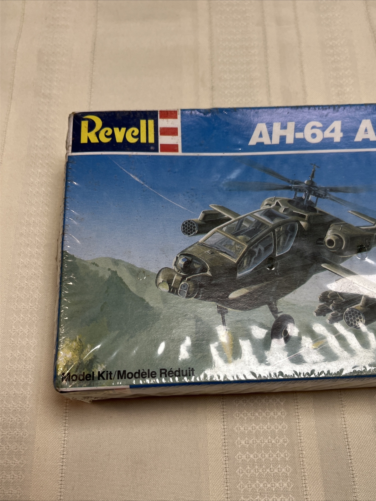 Vintage Revell AH-64 Apache Plastic Model Helicopter Kit 1/100 Scale ...