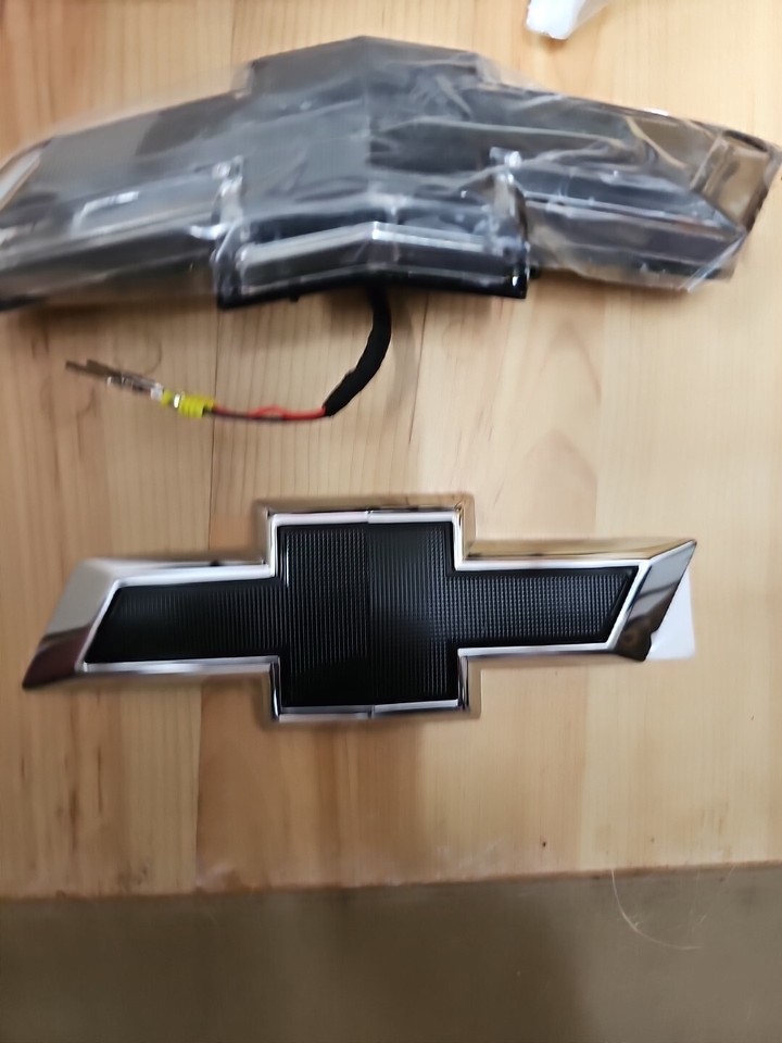 👀👀🎉 Front GM Illuminated Bow-Tie And Rear- Black 84701895 Equinox 2023 ...