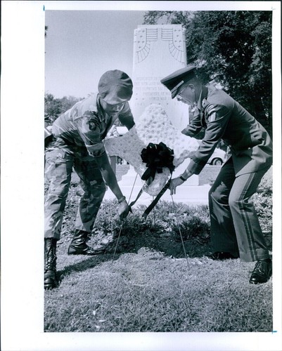 1986 Photo Comm Sgt Major Eddie L Roberts General Burba Wreath Vietnam ...
