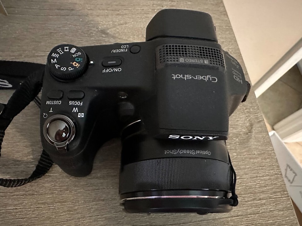 Sony CyberShot DSC-HX200V 18.2MP Camera 30X Optical Zoom - Carl Zeiss ...