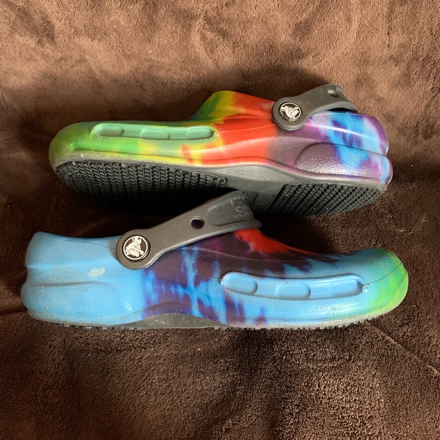 CROCS UNISEX BISTRO RAINBOW TYE DYE SLIP RESISTANT SL… - Gem