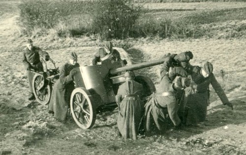 German 50mm anti tank gun with third wheel and crewman, WW2. Original ...