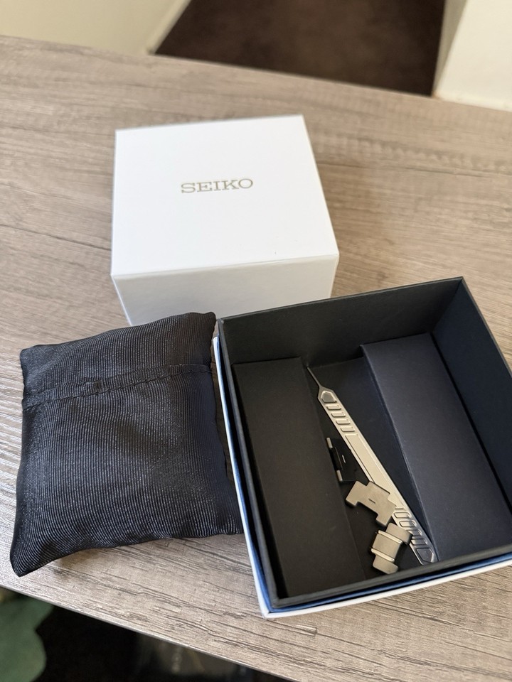 Seiko SUR369 Essentials Titanium Silver Dial 40 mm Date Quartz Men's ...