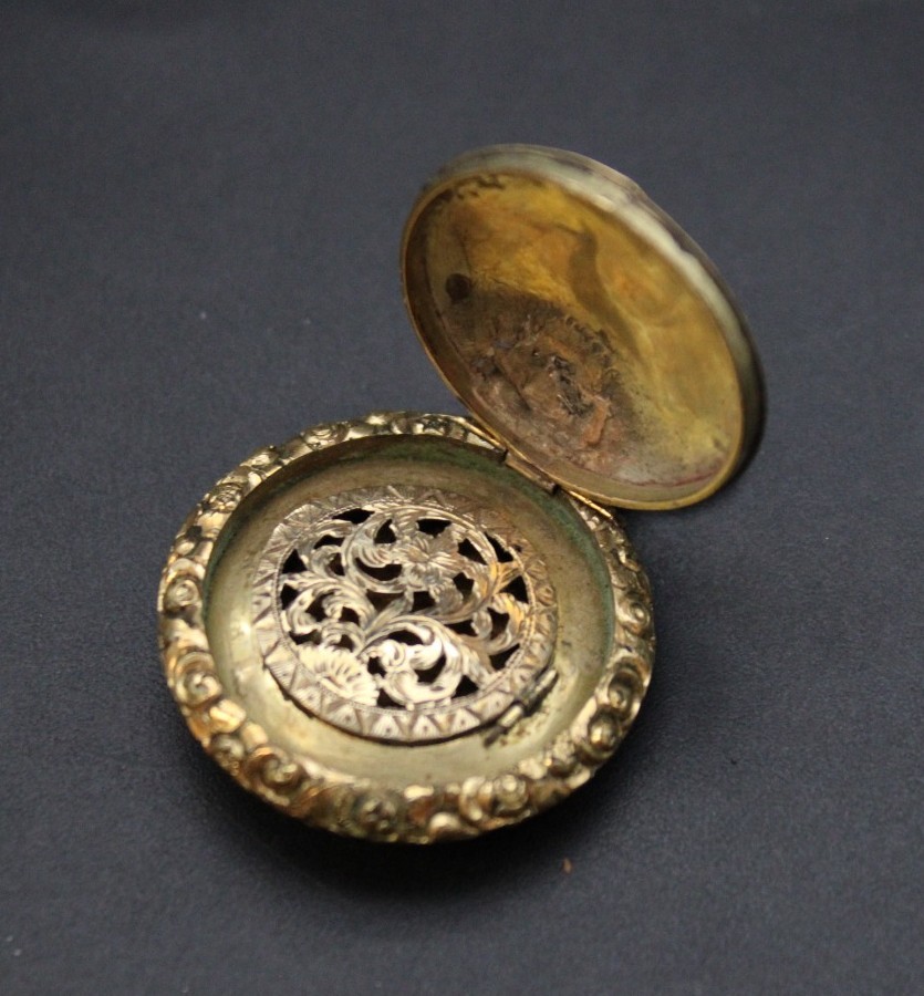 YELLOW GOLD PLATED Antique Engraved Floral Scent Locket Pendant 11.35g ...