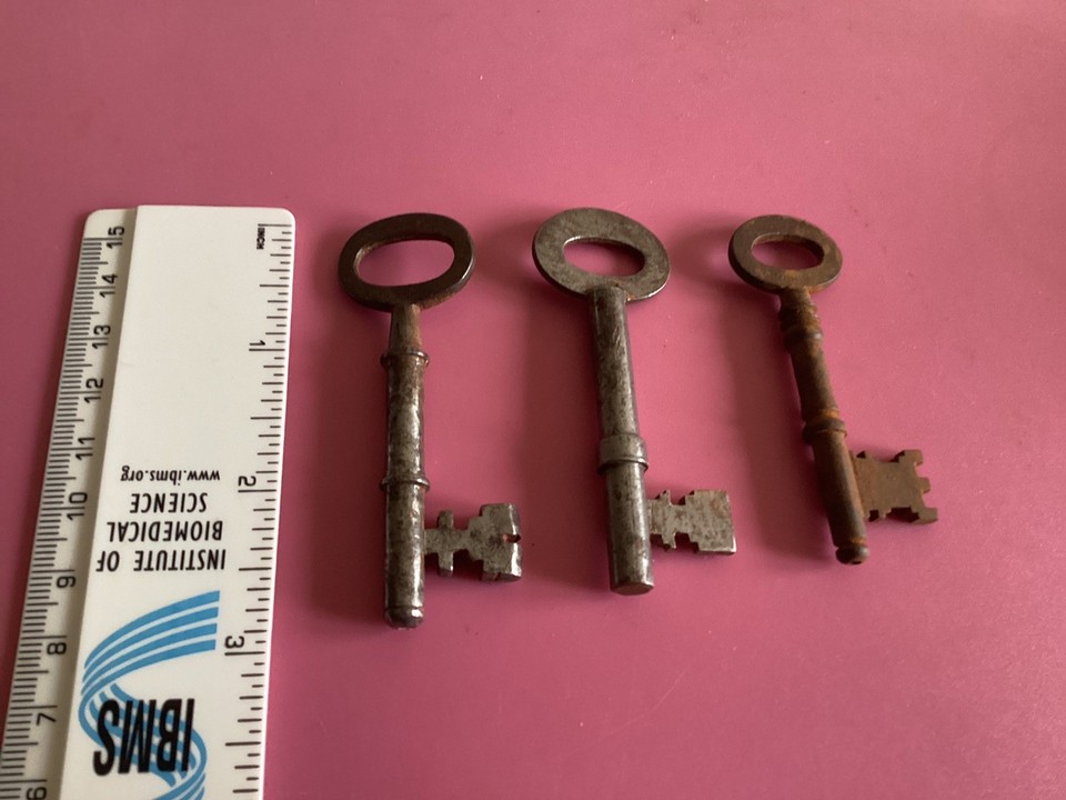 3 LARGE ANTIQUE CAST IRON BIT KEYS FOR TRUNKS, CABINETS, OLD-DOOR LOCKS ...