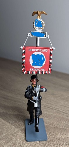 King & Country WW2 SS Bannerman Goose-Stepping-LAH178 | eBay